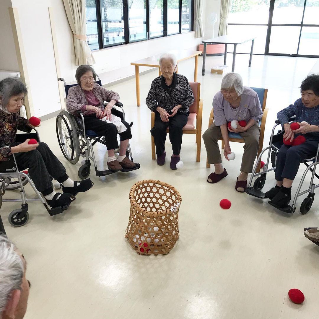 レクリエーションで「玉入れ」 | いずみ | 社会福祉法人 和泉の会